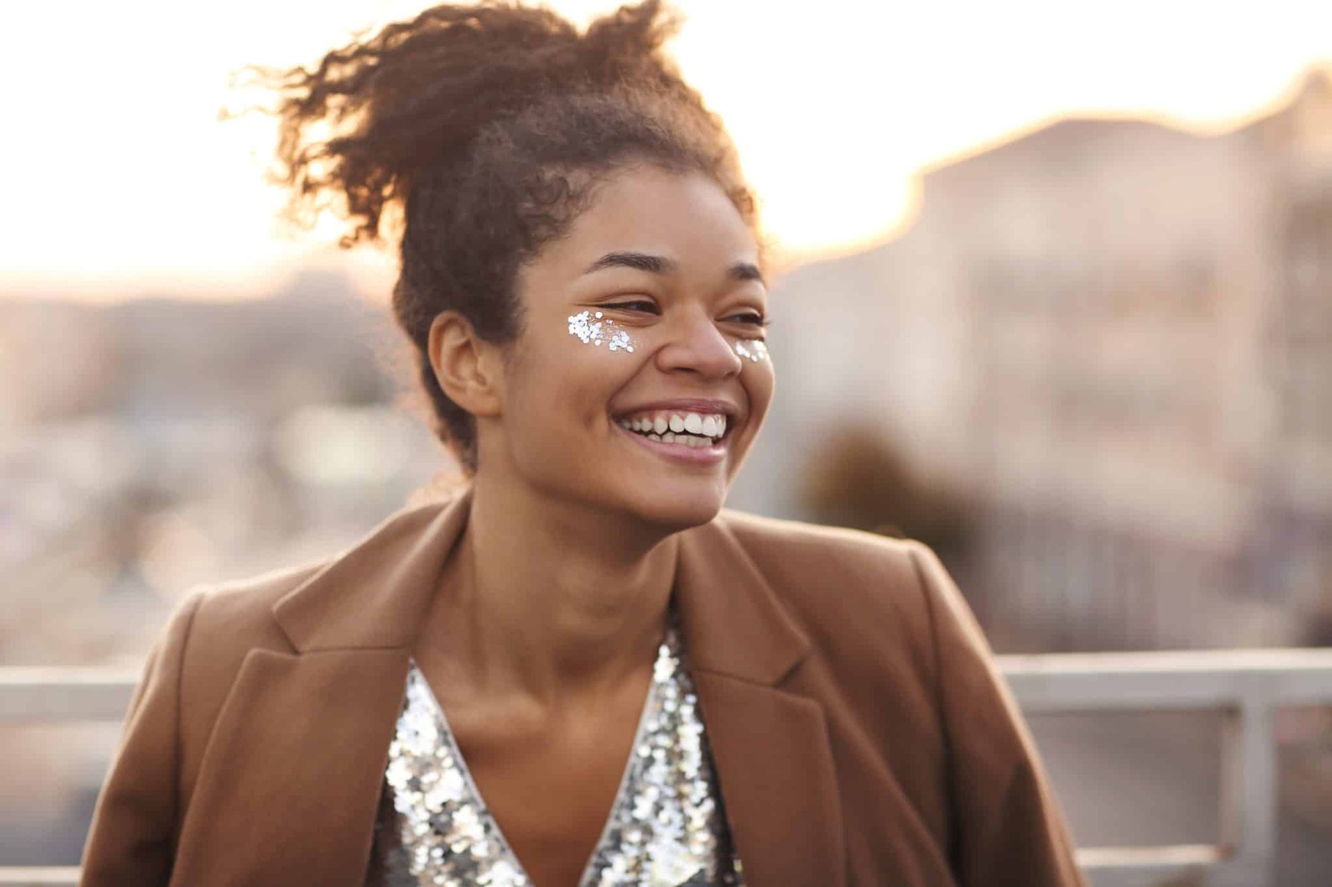 Comment créer un look glamour avec des accessoires ? - Stylistclick